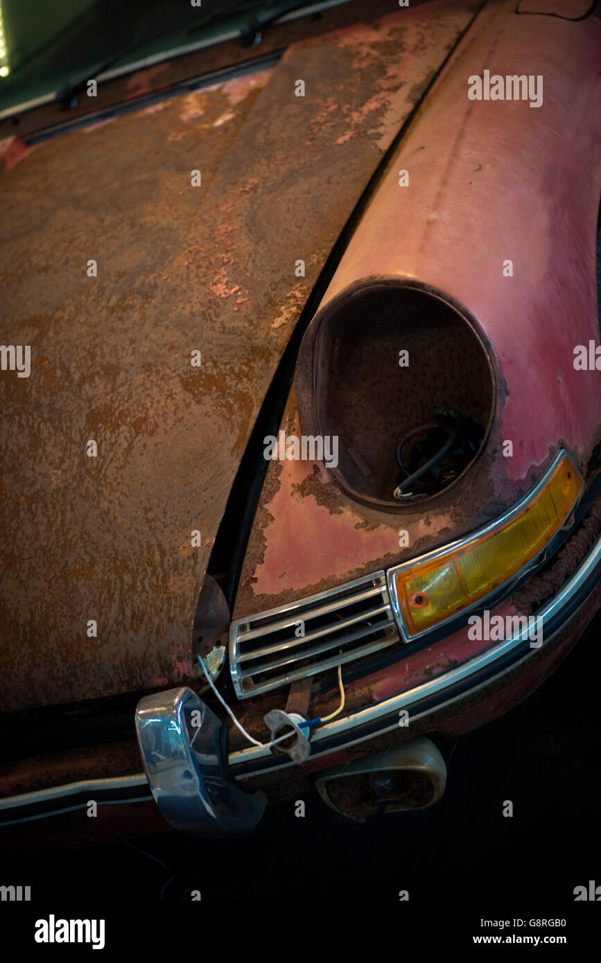 Rusty Porsche 911 - Barn Find Stock Photo - Alamy