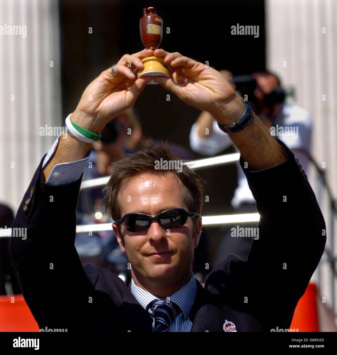 England captain michael vaughan lifts the ashes in trafalgar square hi ...