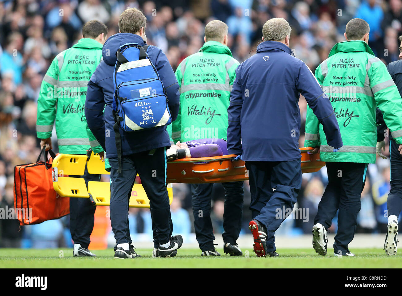 English league soccer football stretcher hi-res stock photography and ...