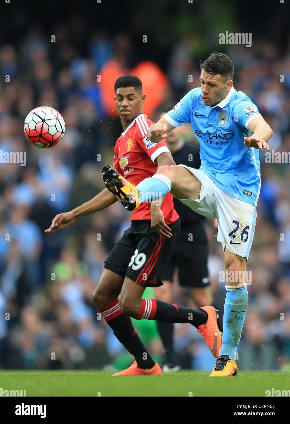 Manchester City's Martin Demichelis (right) and Manchester United's ...