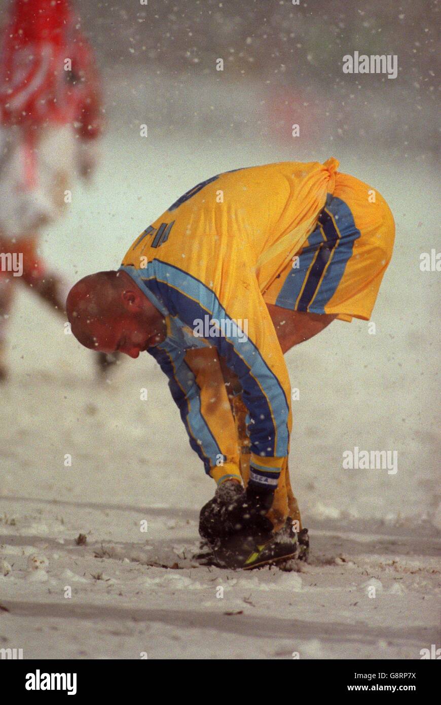 Gianluca vialli of chelsea ties his shoelace hi-res stock photography ...