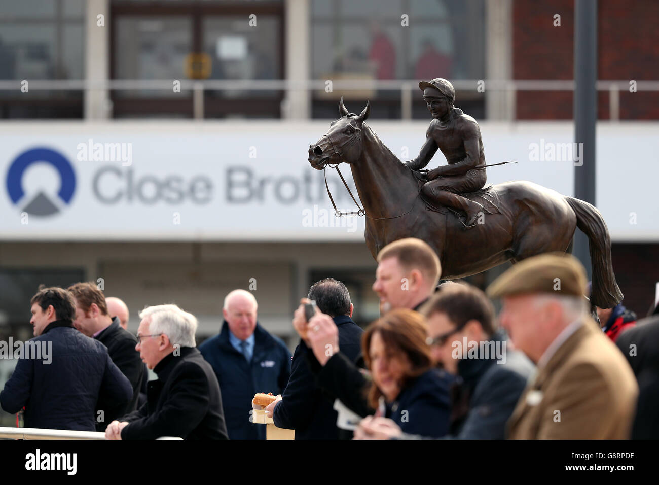 Dawn run statue at cheltenham racecourse hi-res stock photography and ...