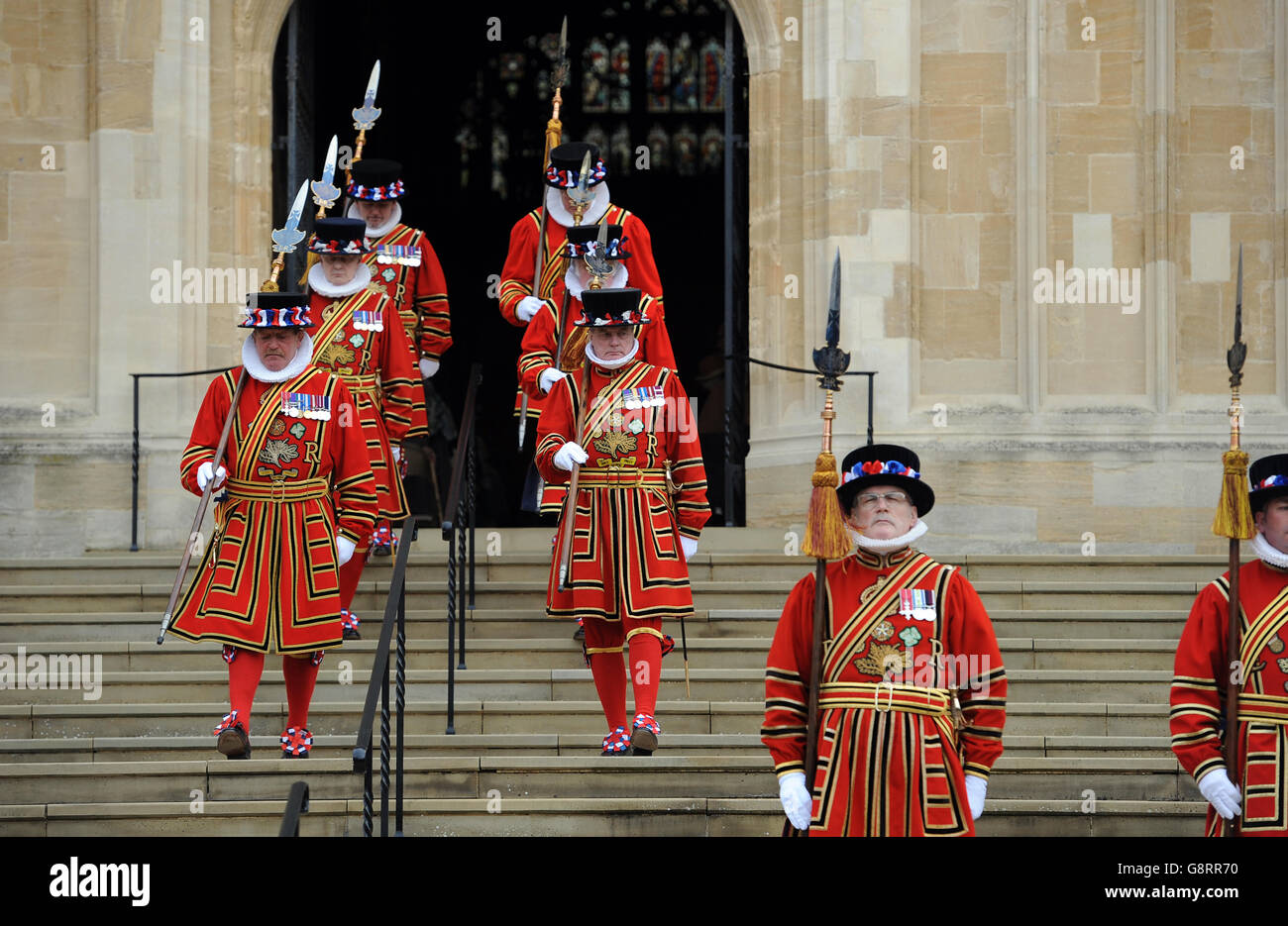 Yeoman of the guard depart st georges chapel hi-res stock photography and images - Alamy