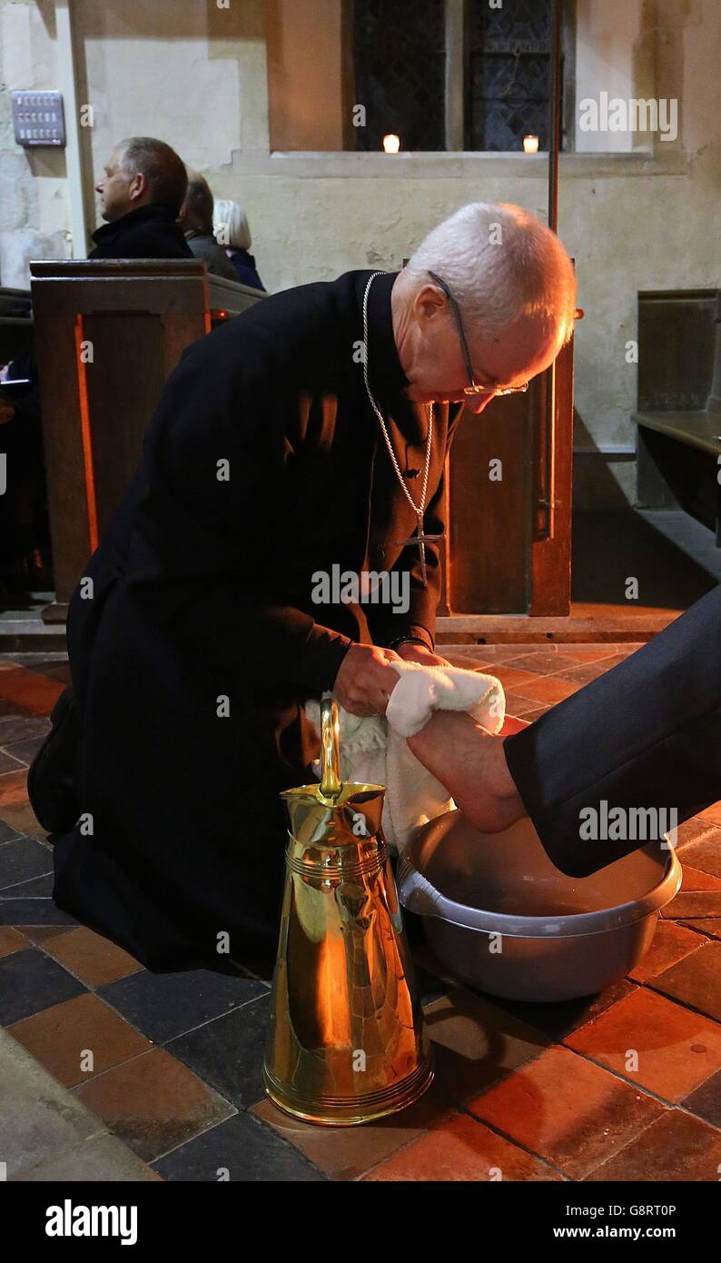Foot washing maundy thursday hi-res stock photography and images - Alamy