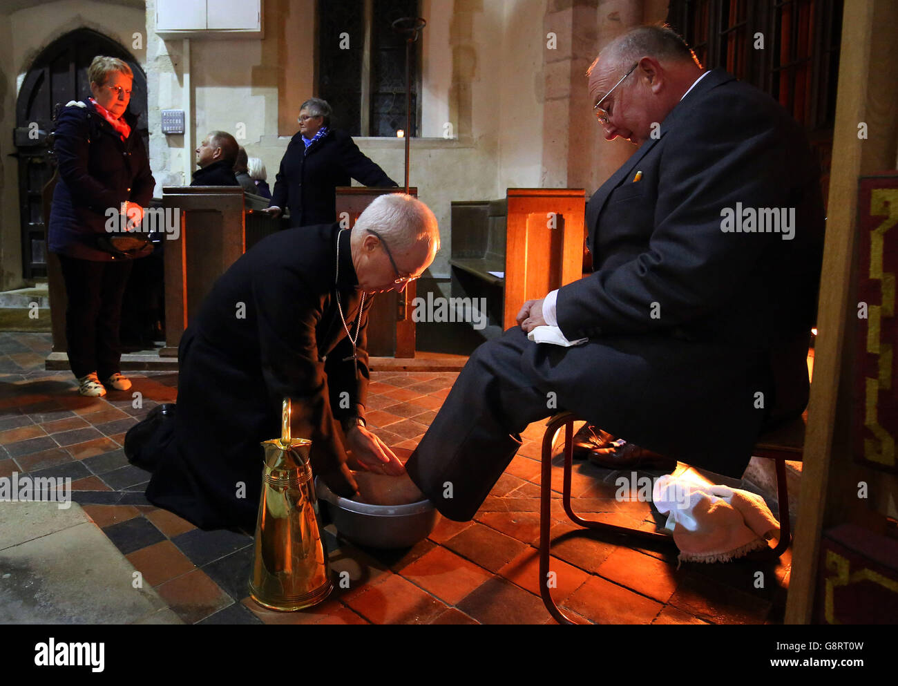 Foot washing maundy thursday hi-res stock photography and images - Alamy