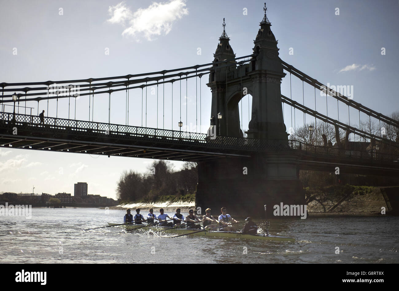 The oxford crew pass hammersmith bridge media day rowing club hi-res ...