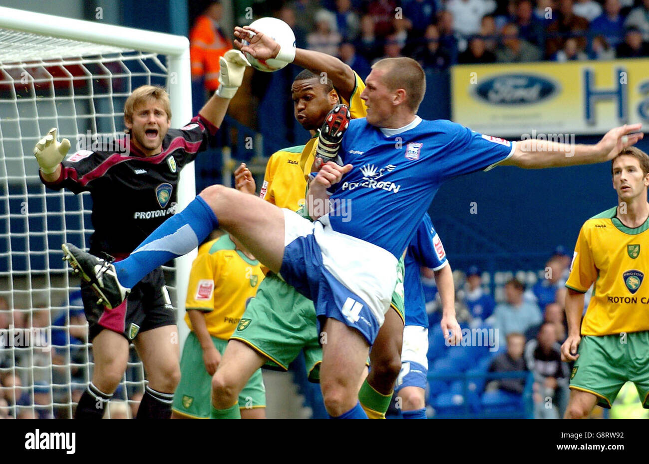 Ipswich Town's Kevin Horlock (centre right) in action against the ...