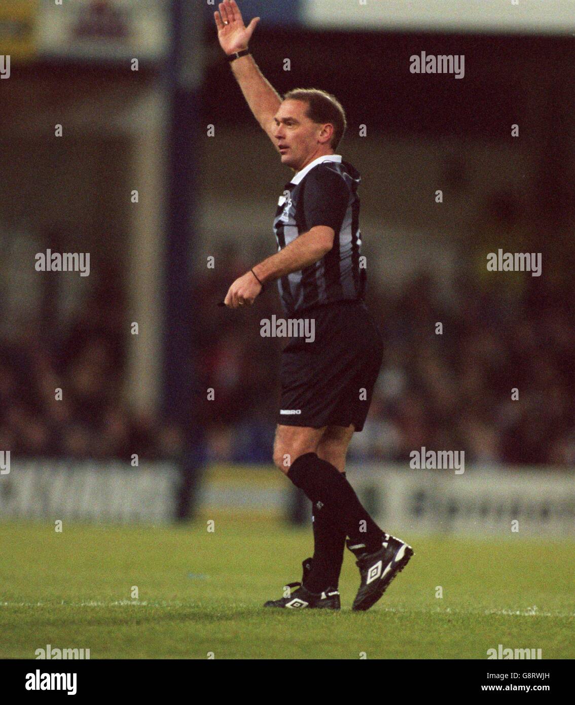 Mike reed premier league referee hi-res stock photography and images ...