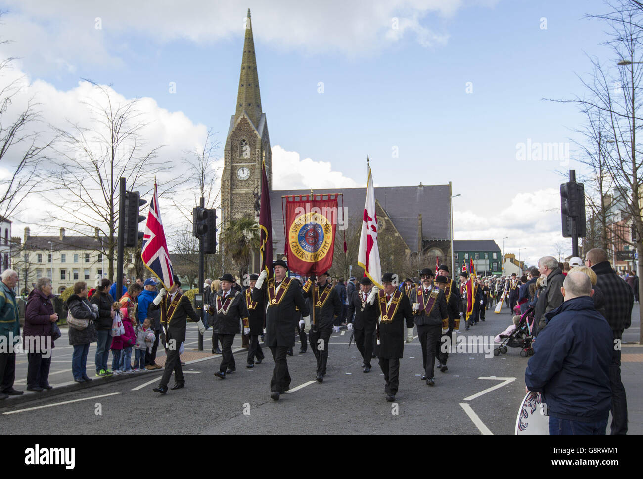 Members of protestant loyal order the Apprentice Boys of Derry parade ...