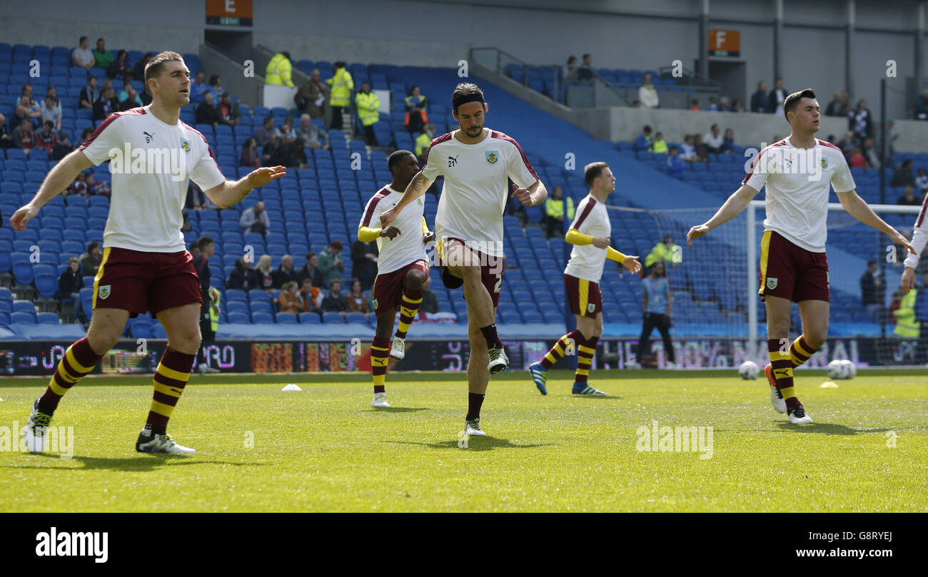 Burnley's George Boyd warms up alongside teammates before the Sky Bet ...
