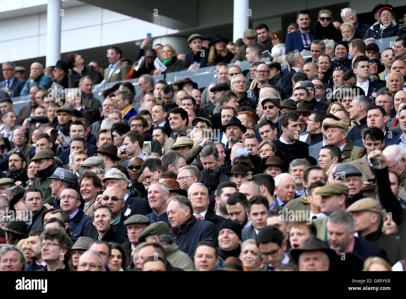 Horseracing action hi-res stock photography and images - Alamy