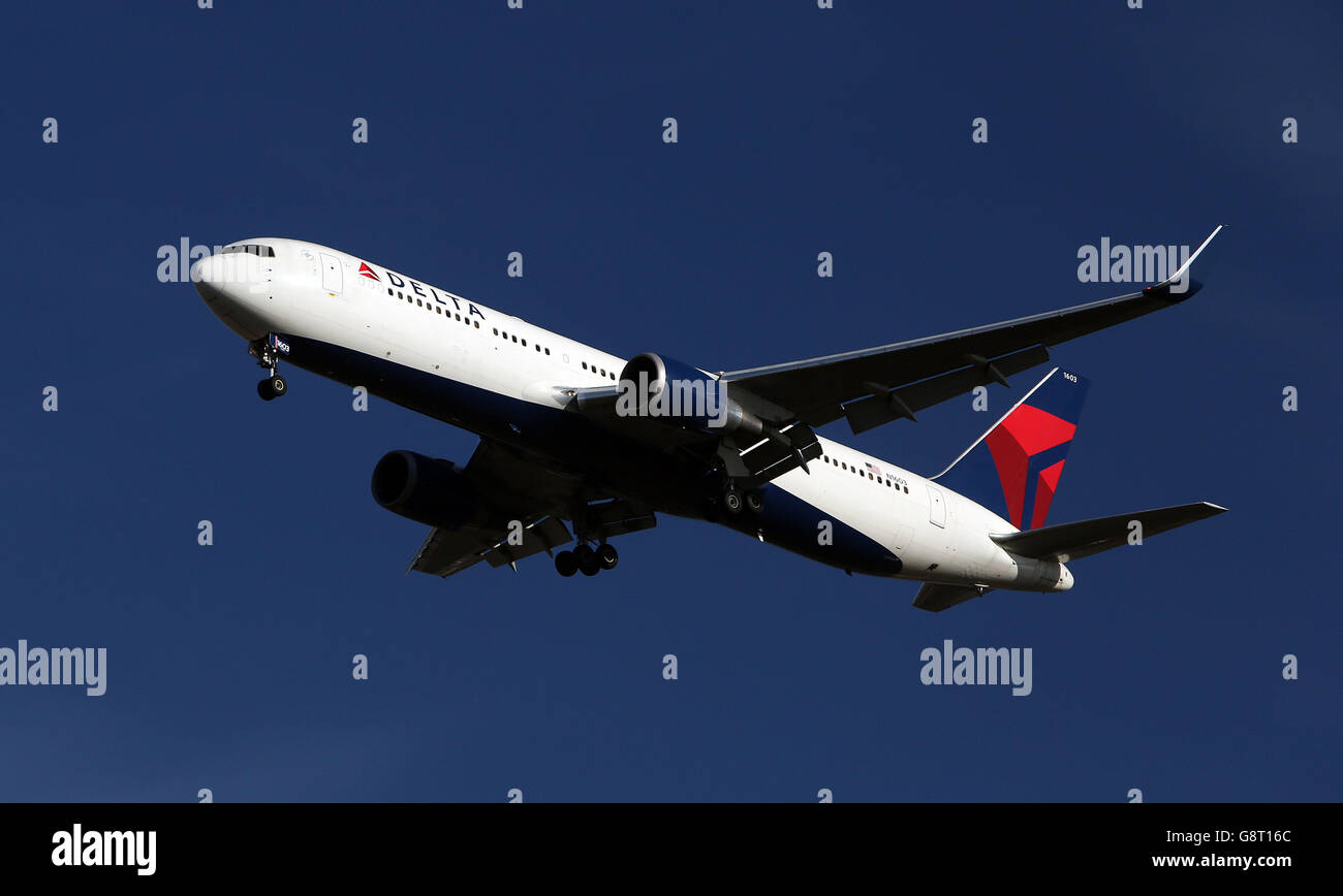 332 plane hi-res stock photography and images - Alamy