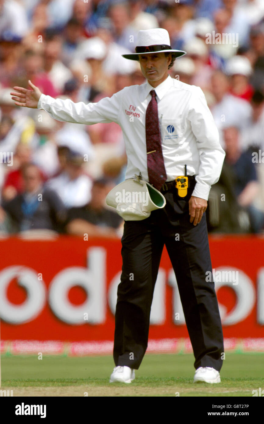 Umpire billy bowden hi-res stock photography and images - Alamy