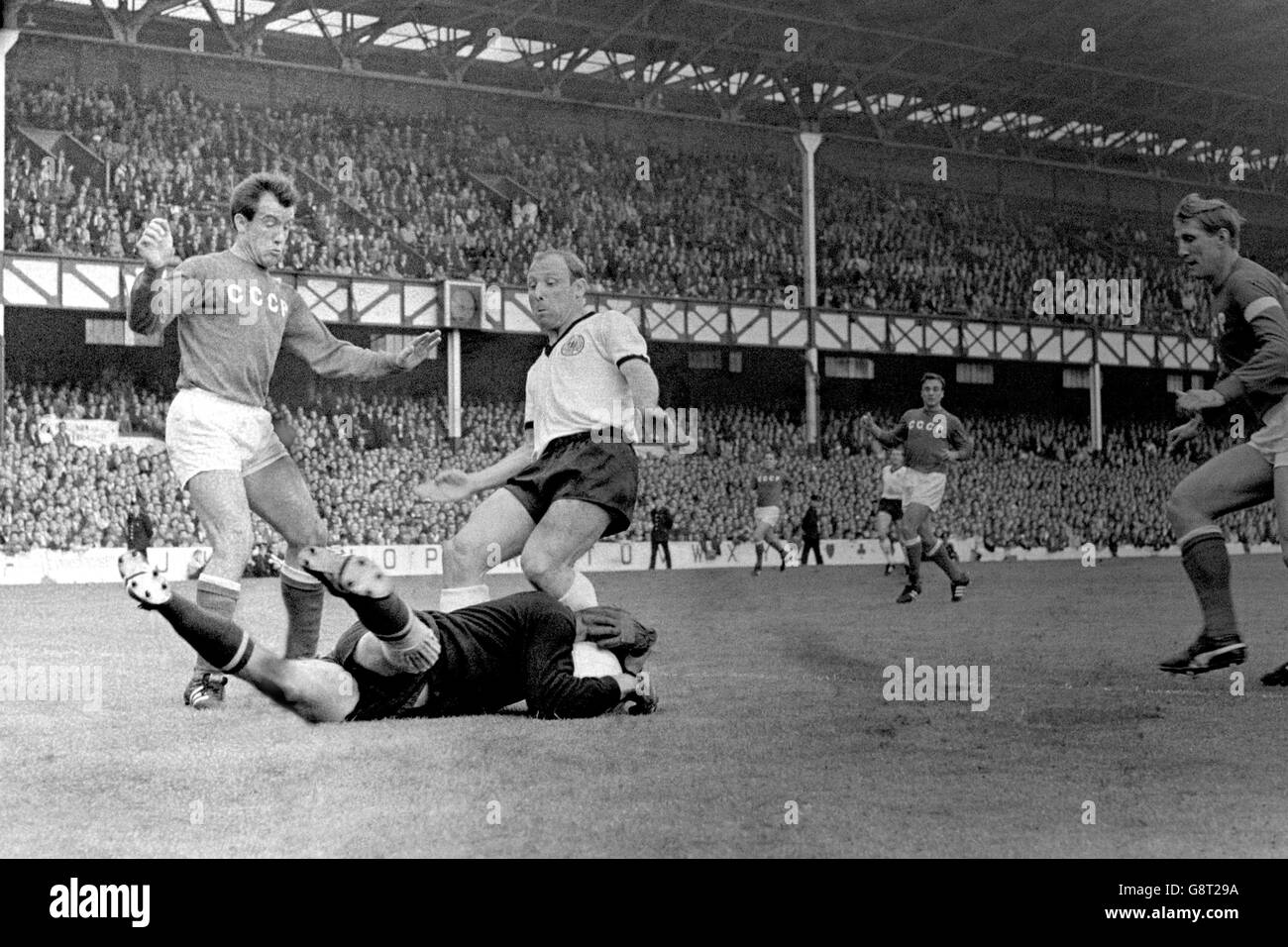 Goalkeeper lev yashin Black and White Stock Photos & Images - Alamy
