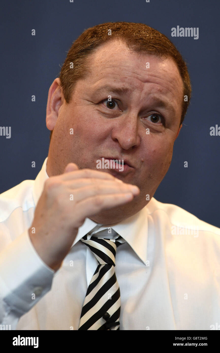 Sportsdirect worker hi-res stock photography and images - Alamy