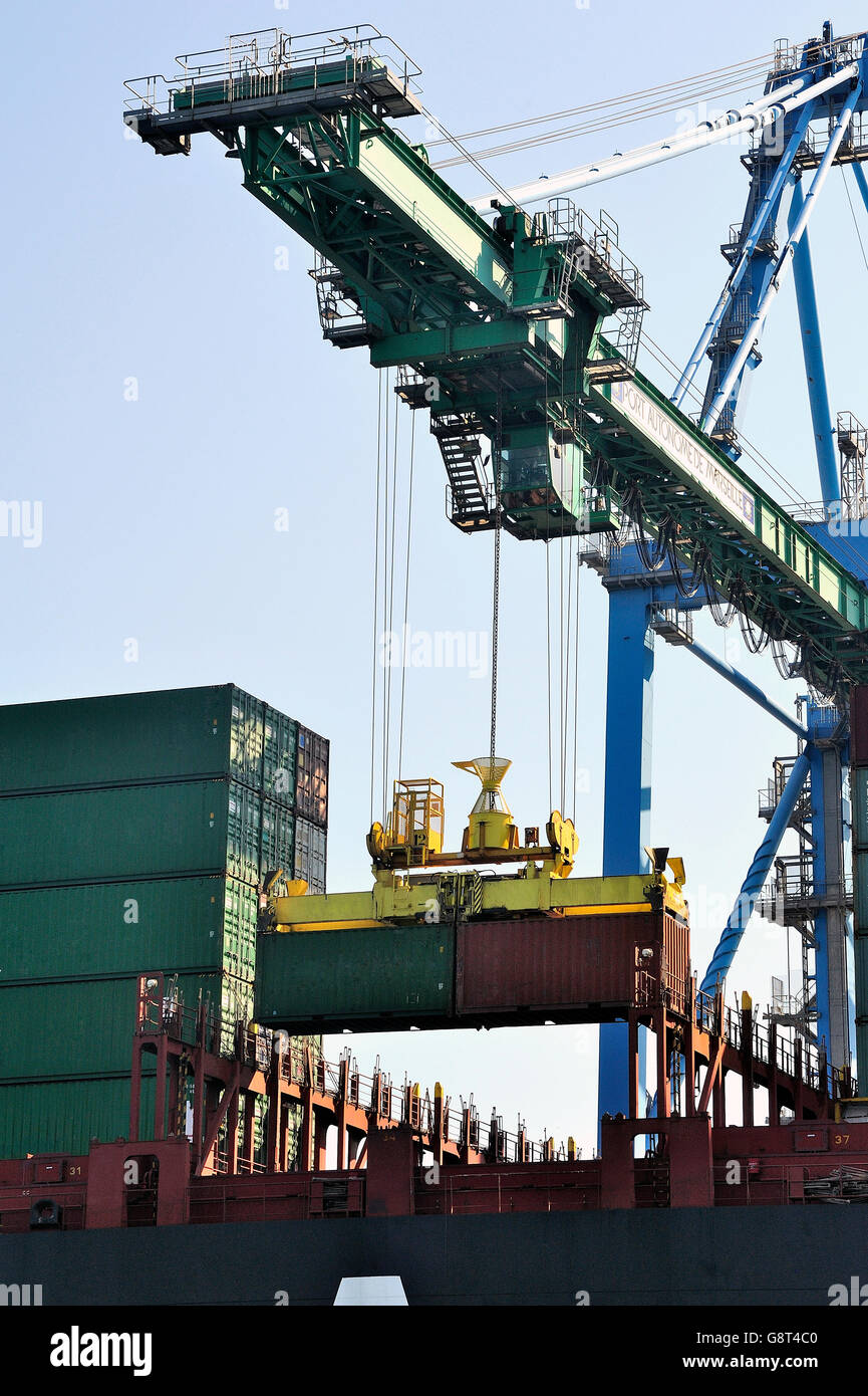 carry containers to quay in the wearing of Fos-sur-Mer beside Marseille ...