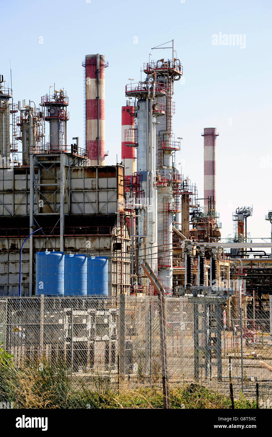 French oil refinery in Fos on sea beside Marseille Stock Photo - Alamy