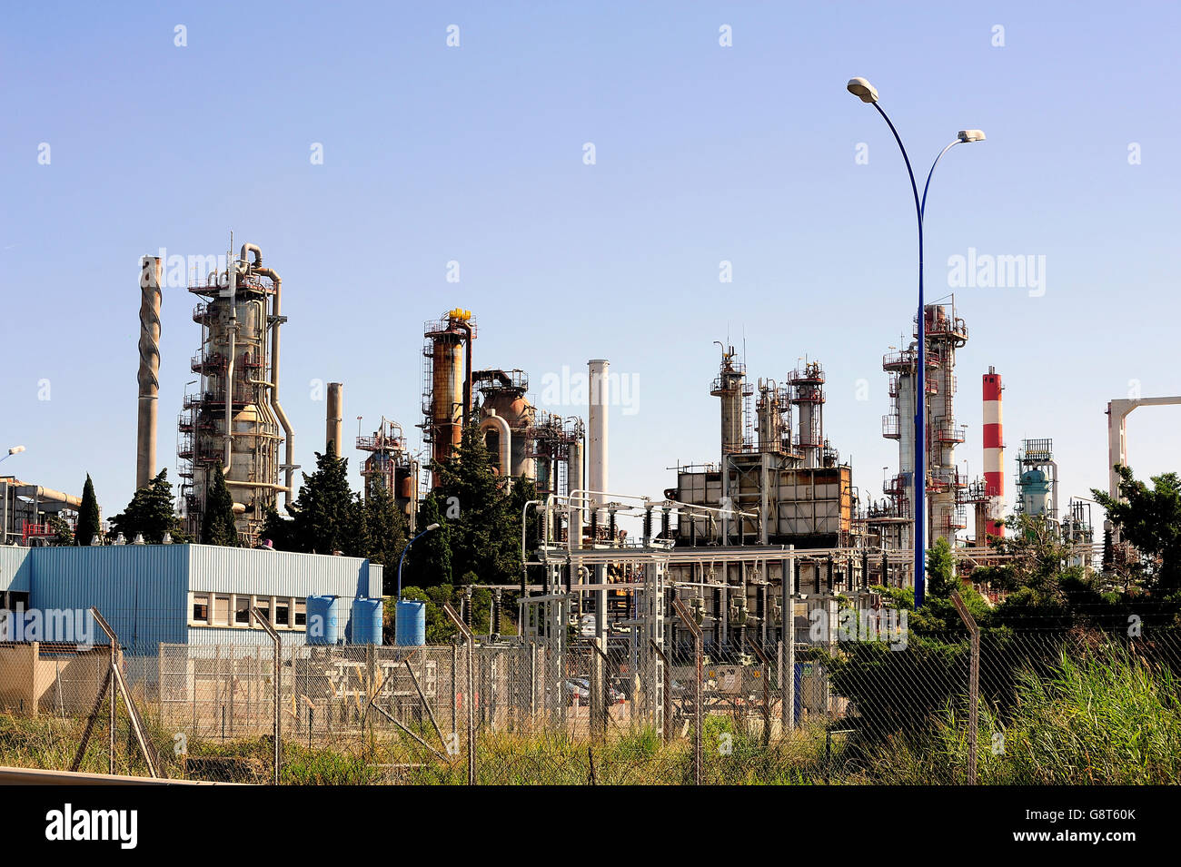 French oil refinery in Fos on sea beside Marseille Stock Photo - Alamy