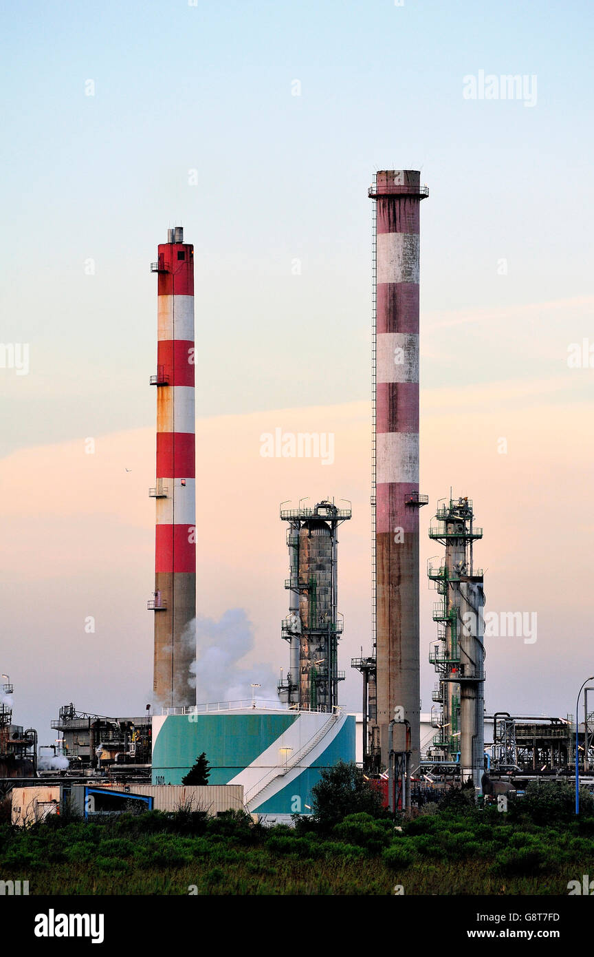 French oil refinery in Fos on sea beside Marseille Stock Photo - Alamy