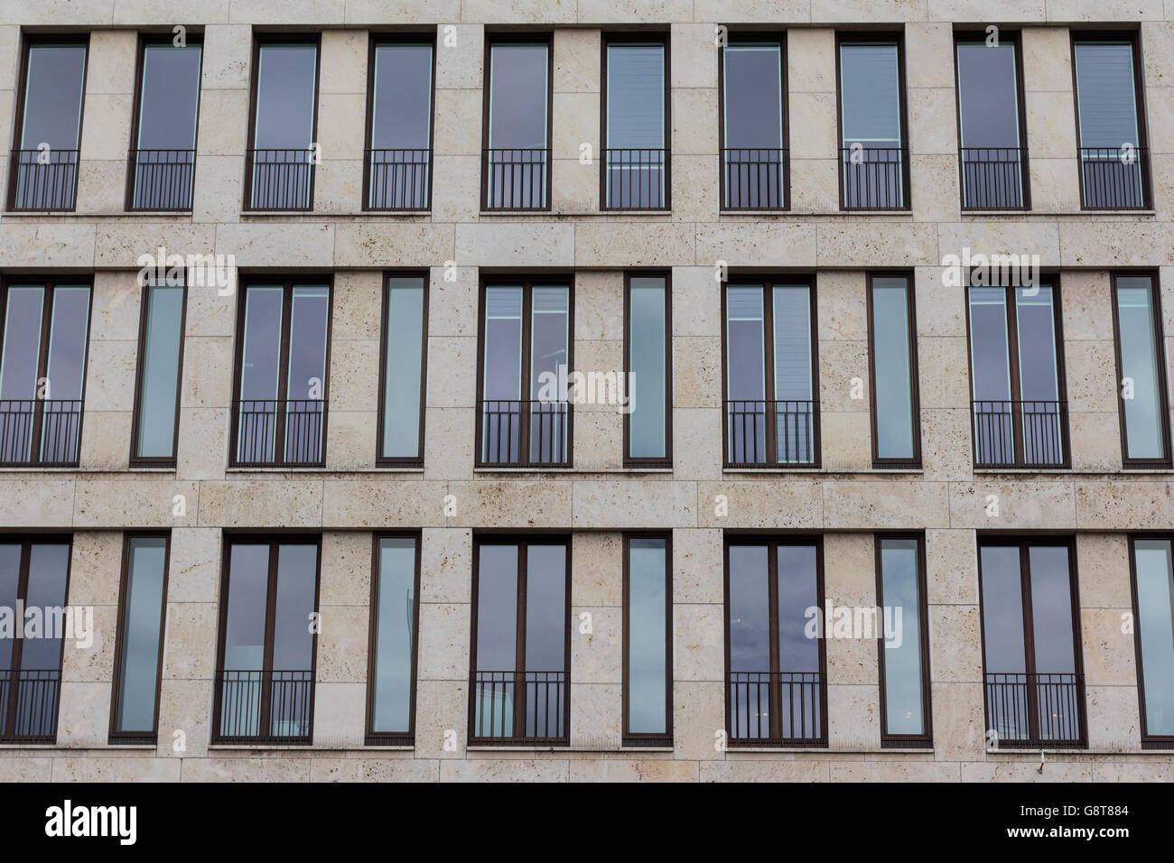 Condo building exterior hi-res stock photography and images - Alamy