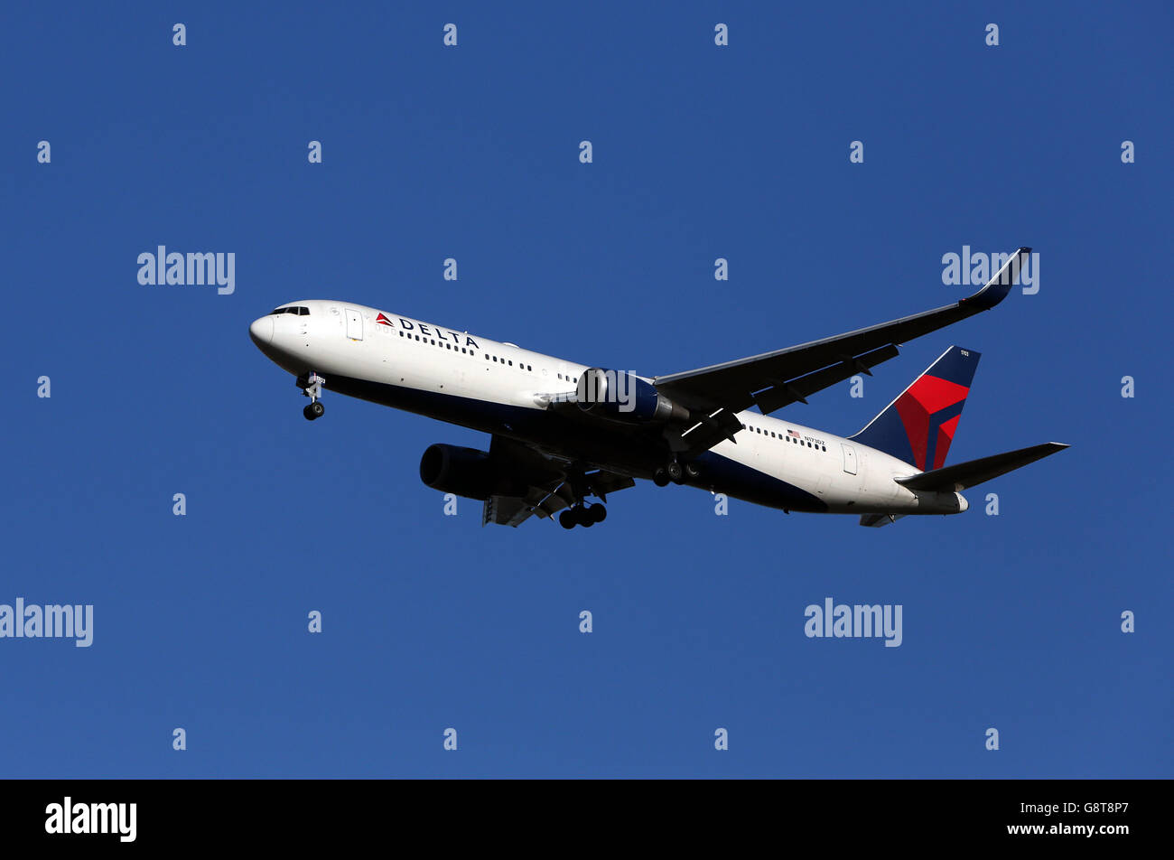 332 plane hi-res stock photography and images - Alamy