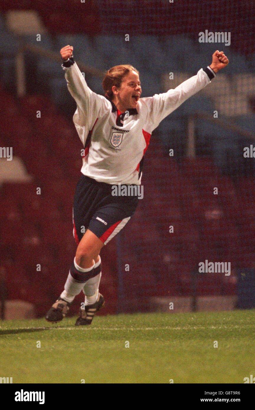 Women's Soccer - World Cup Qualifier - England v Holland. Susan Smith ...