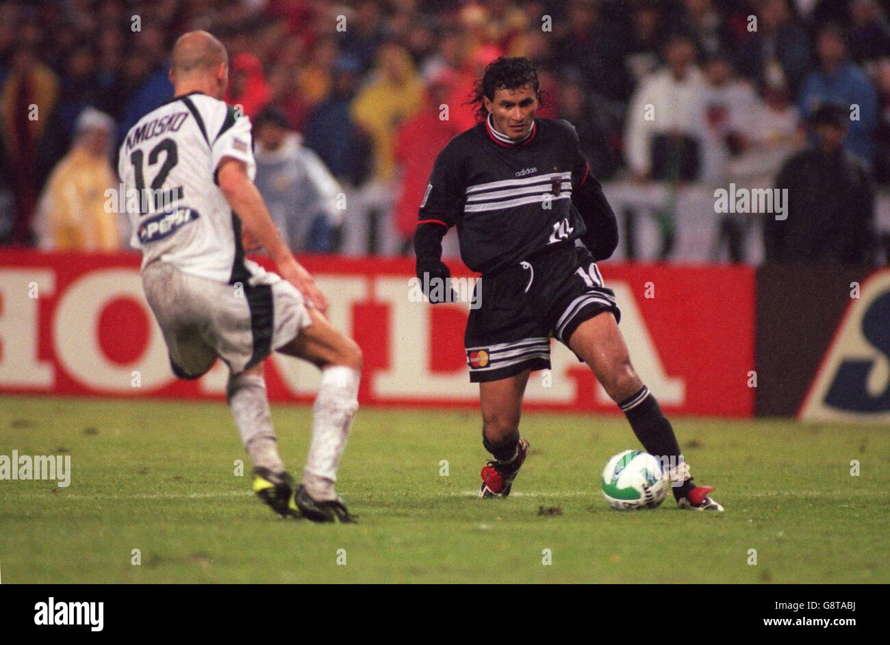 Marco Etcheverry of Washington DC United (right) takes on Colorado ...