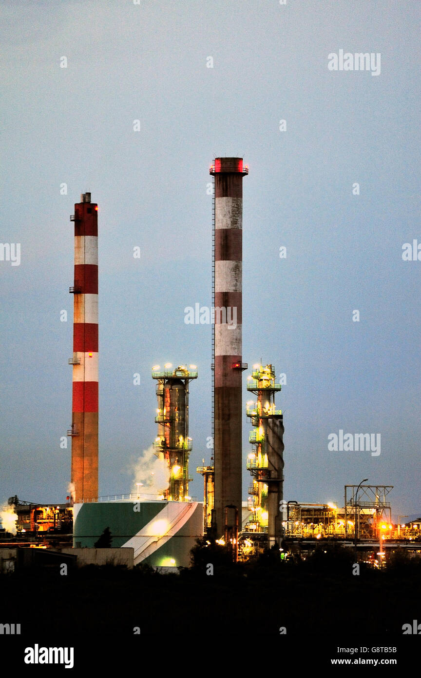 French oil refinery in Fos on sea beside Marseille Stock Photo - Alamy