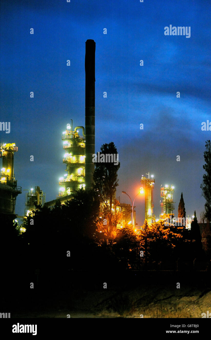 French oil refinery in Fos on sea beside Marseille Stock Photo - Alamy