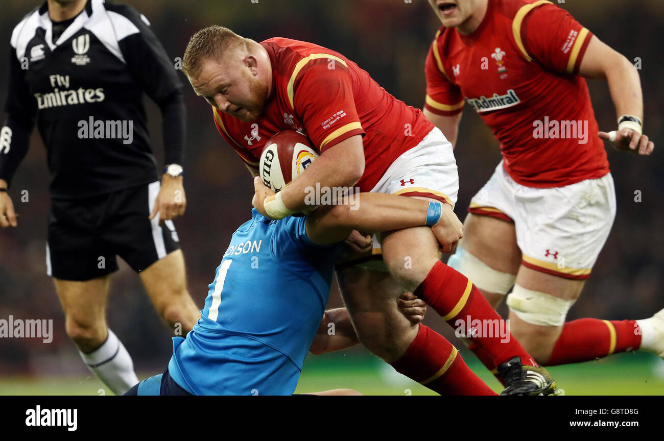 Wales' Samson Lee is tackled by Italy's Andrea Lovotti during the 2016 ...