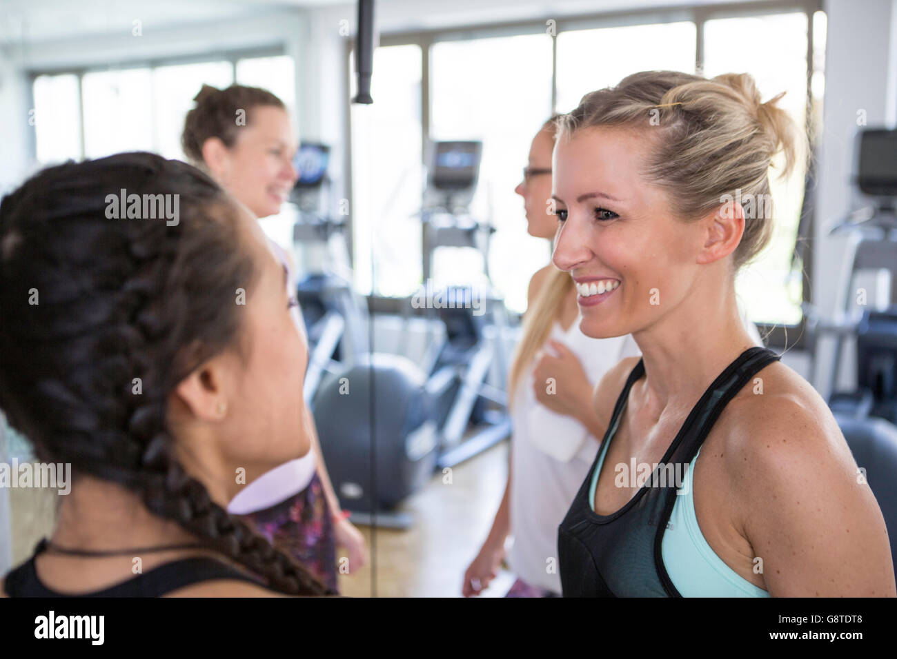 Women in a gym class hi-res stock photography and images - Alamy