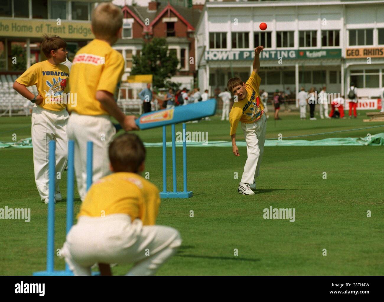 Children playing cricket england hi-res stock photography and images ...