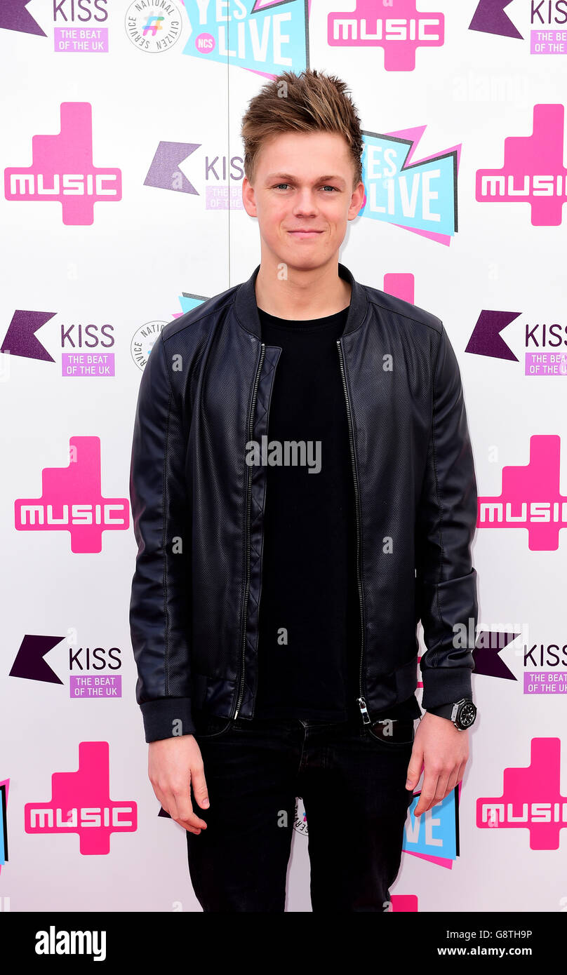 Caspar Lee Logo