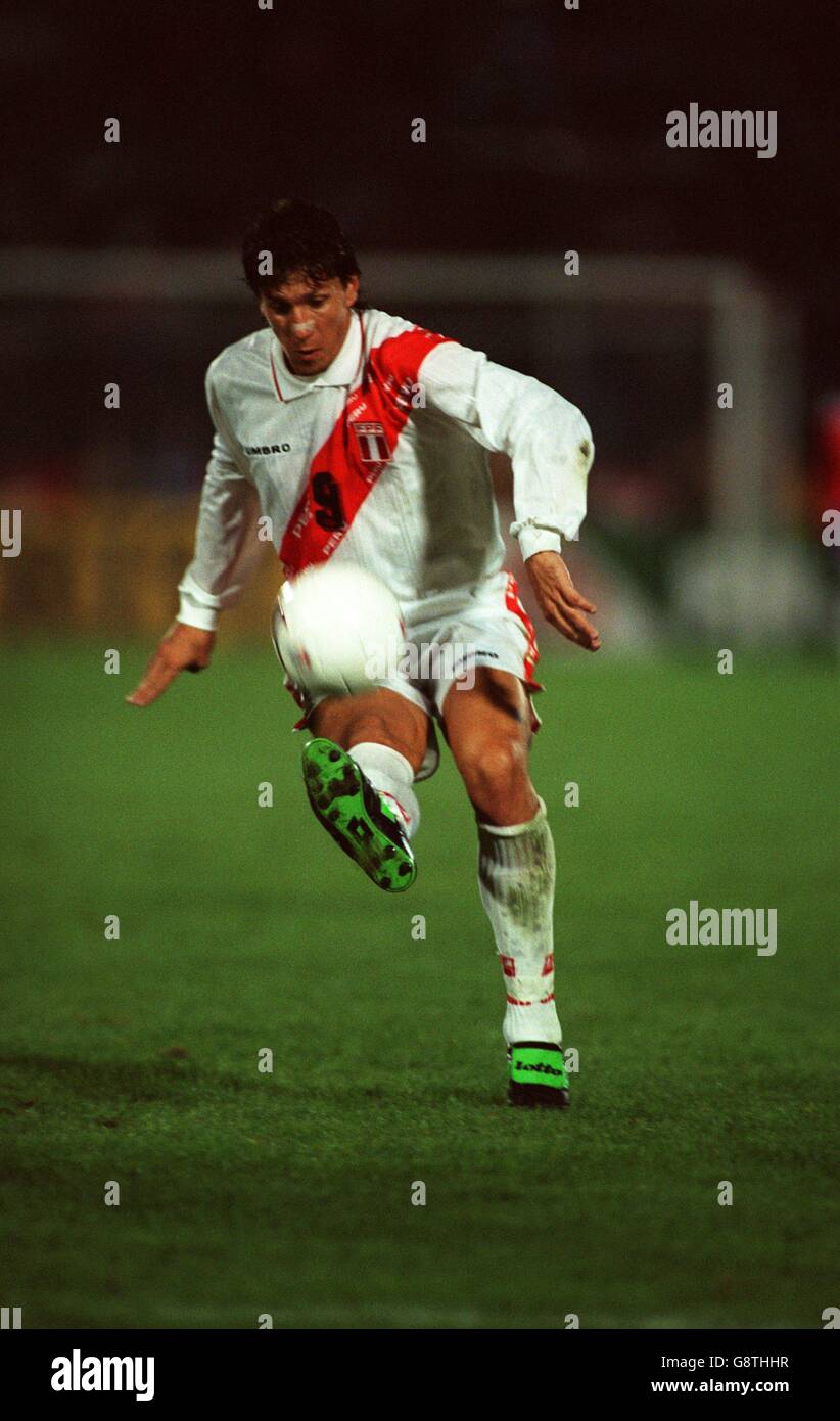 Perus flavio maestri andrade brings the ball down hi-res stock ...