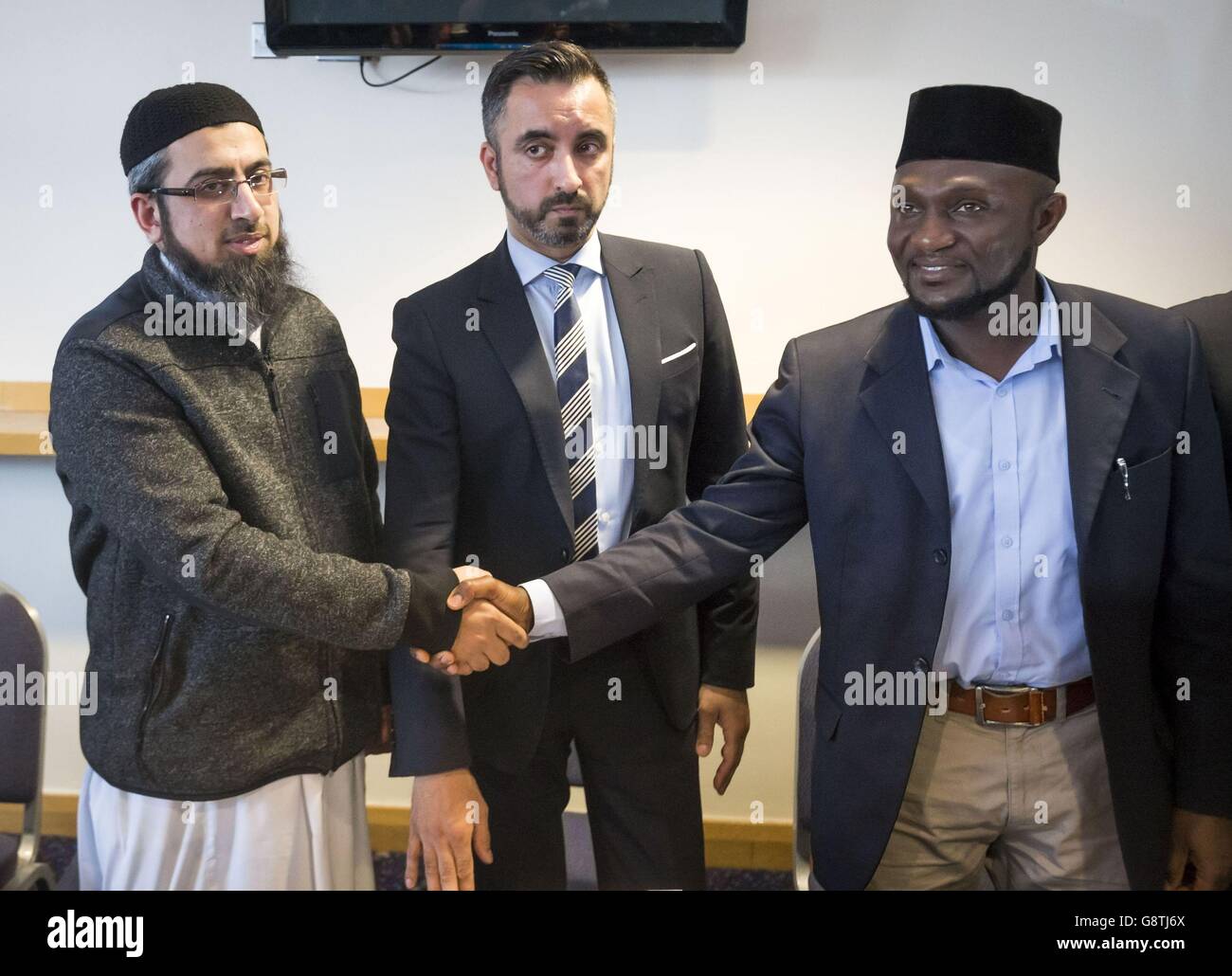 Left to right glasgow central mosque imam habib ur rehman hi-res stock ...