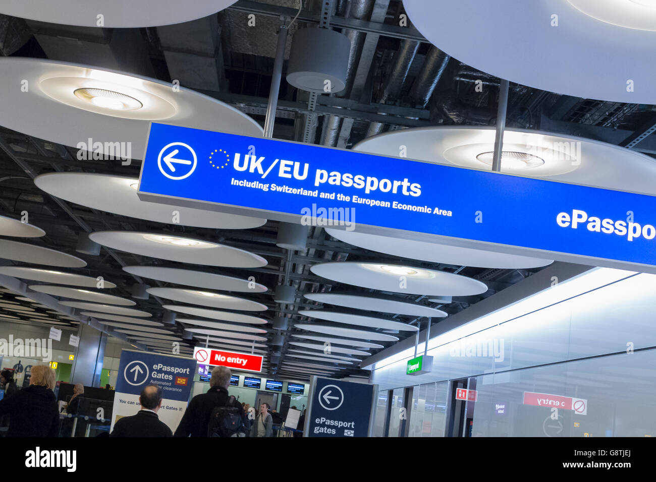 Heathrow airport sign hi-res stock photography and images - Alamy