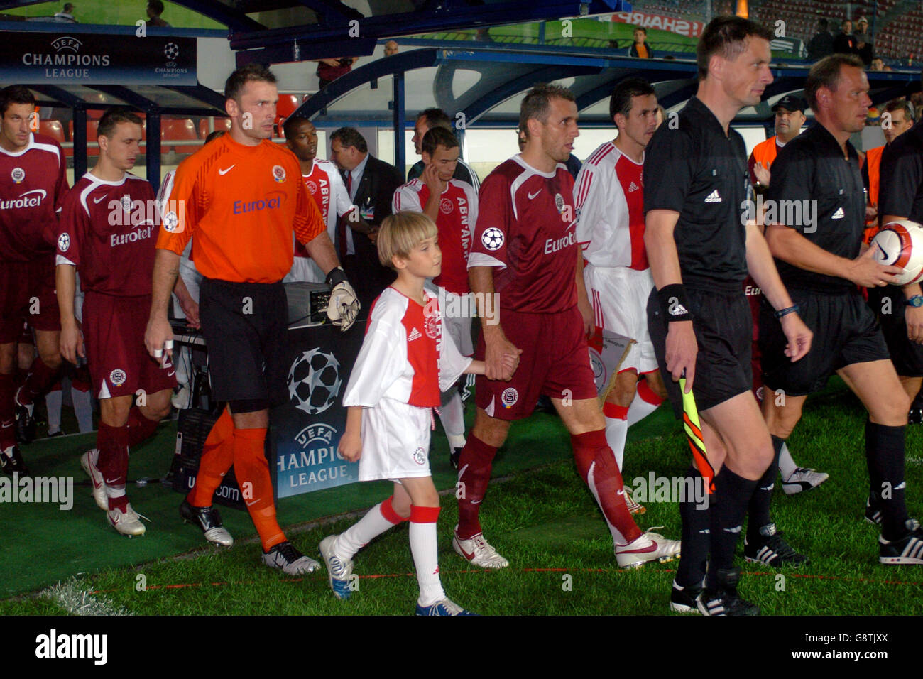 The teams walk out of the tunnel hi-res stock photography and images ...