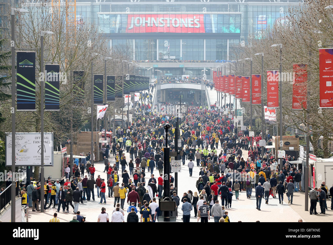 Football fans at wembley hi-res stock photography and images - Alamy