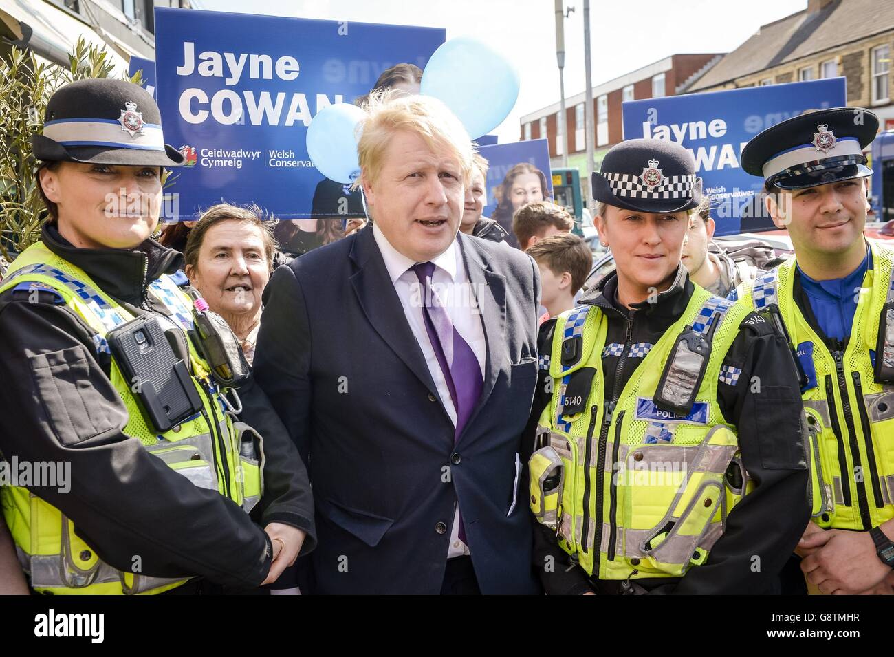 Mayor of London Boris Johnson poses with police officers and PCSO's ...