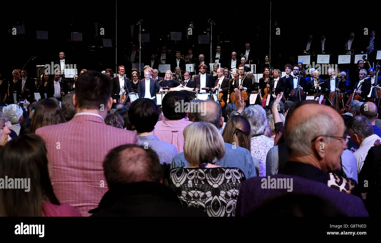 Standing ovation concert hall hi-res stock photography and images - Alamy