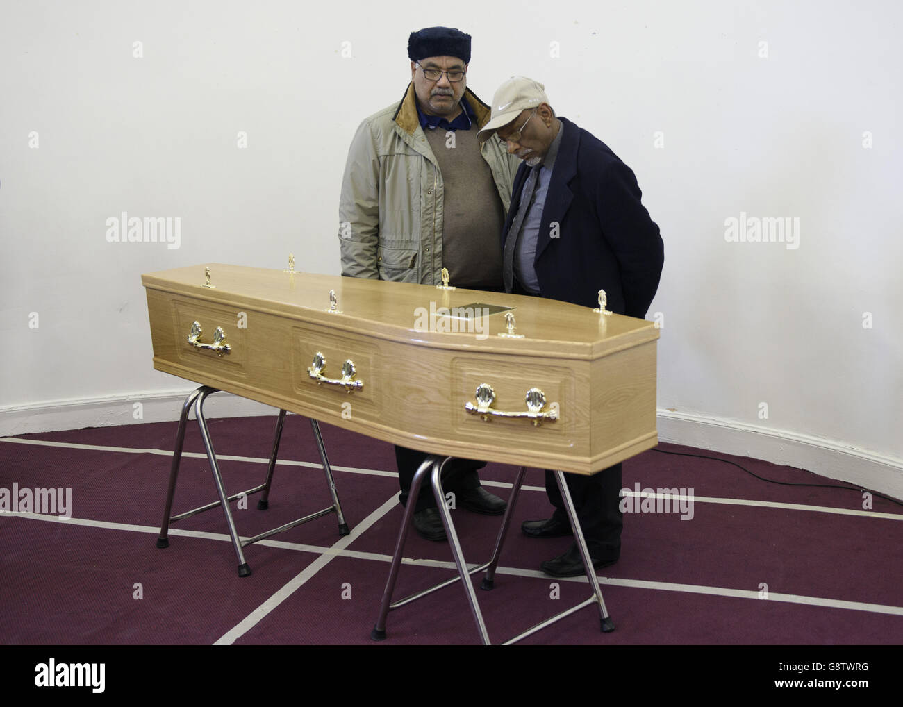 Muslim funeral family hi-res stock photography and images - Alamy