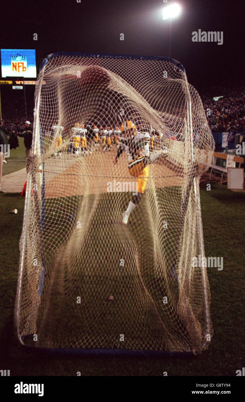 Green bay packers ryan longwell practises his kicking hi-res stock ...
