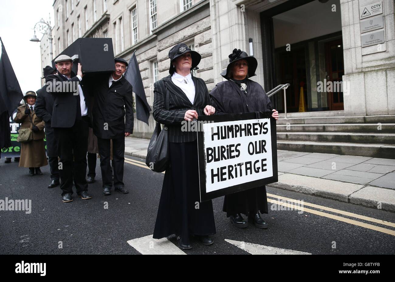 Members of the Save Moore Street 2016 campaign march to the office of ...
