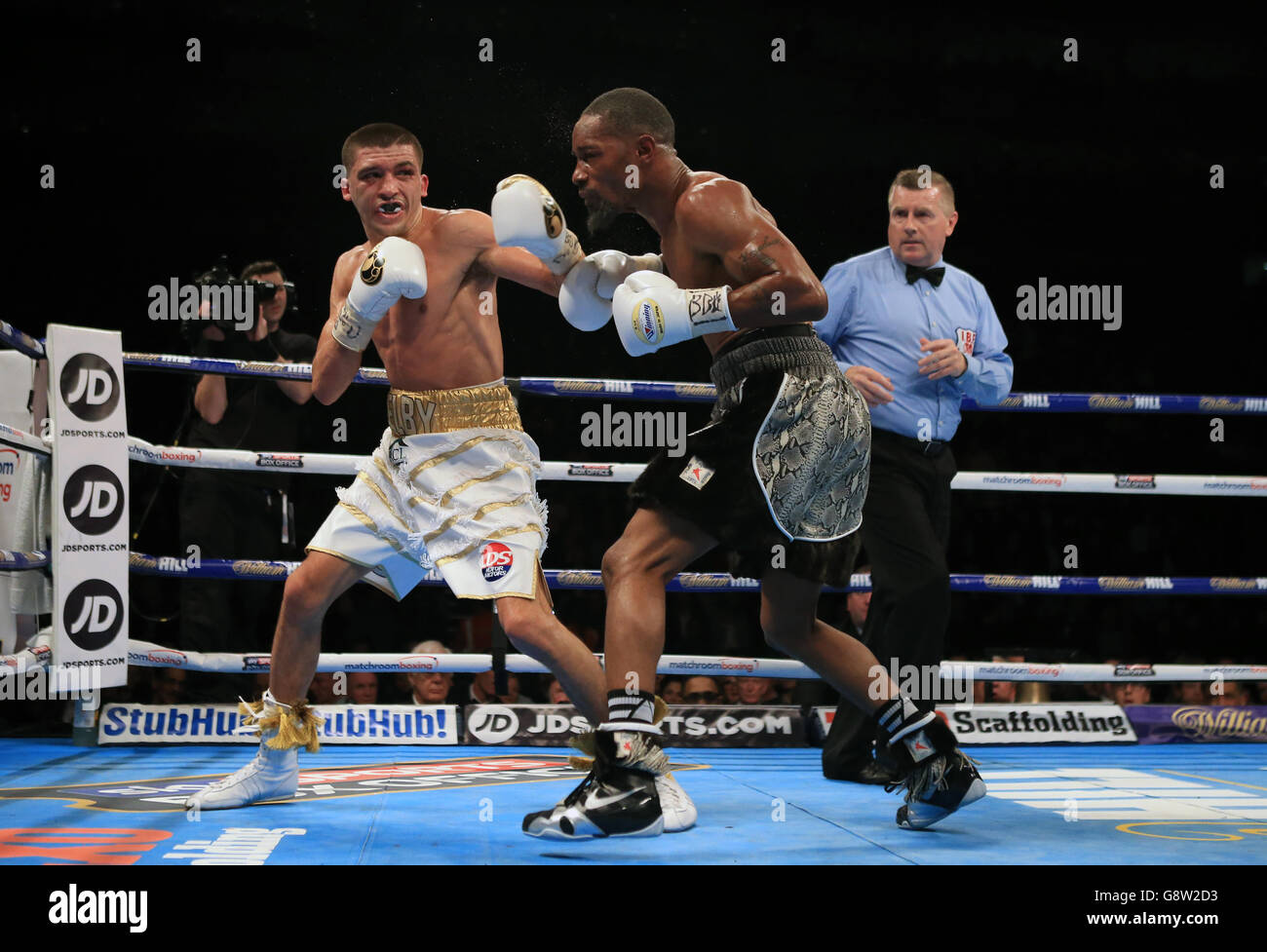 Lee Selby (left) and Eric Hunter during the IBF Featherweight World ...