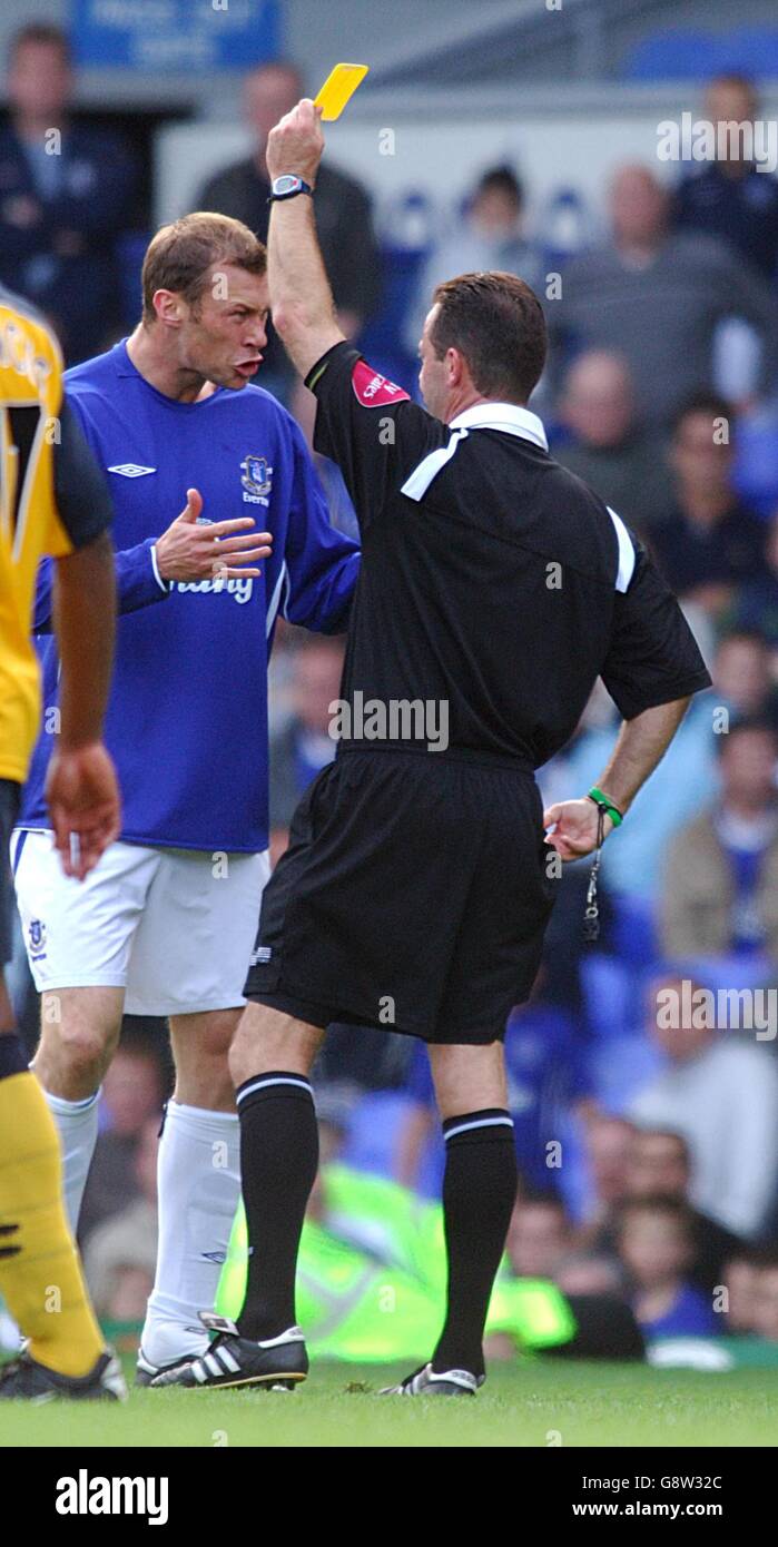Everton's Duncan Ferguson is booked by referee Rob Styles Stock Photo ...
