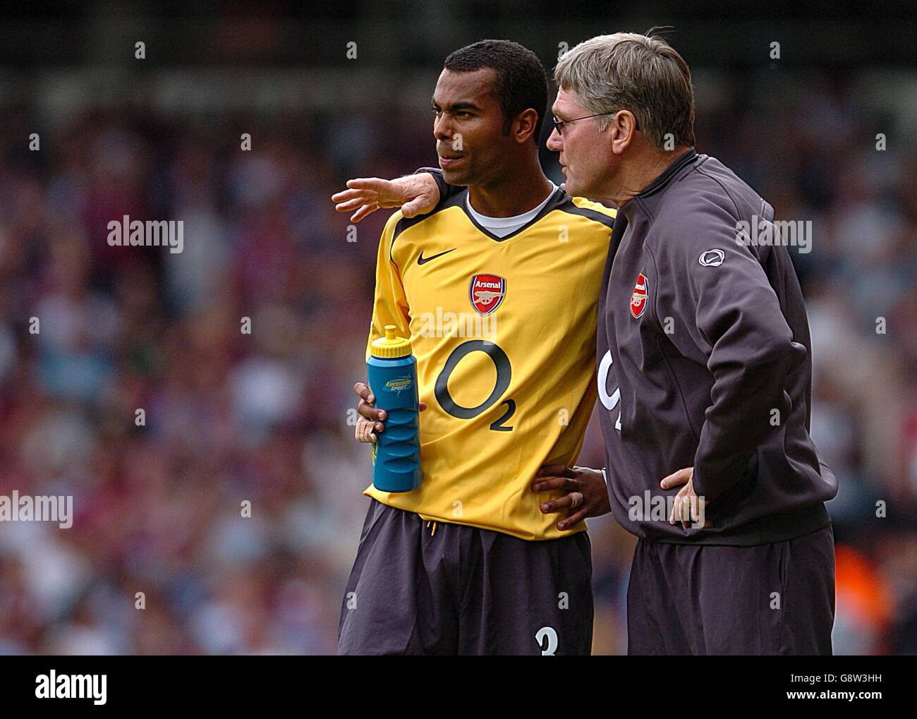 Arsenal's Ashley Cole (r) with assistant manager Pat Rice Stock Photo ...