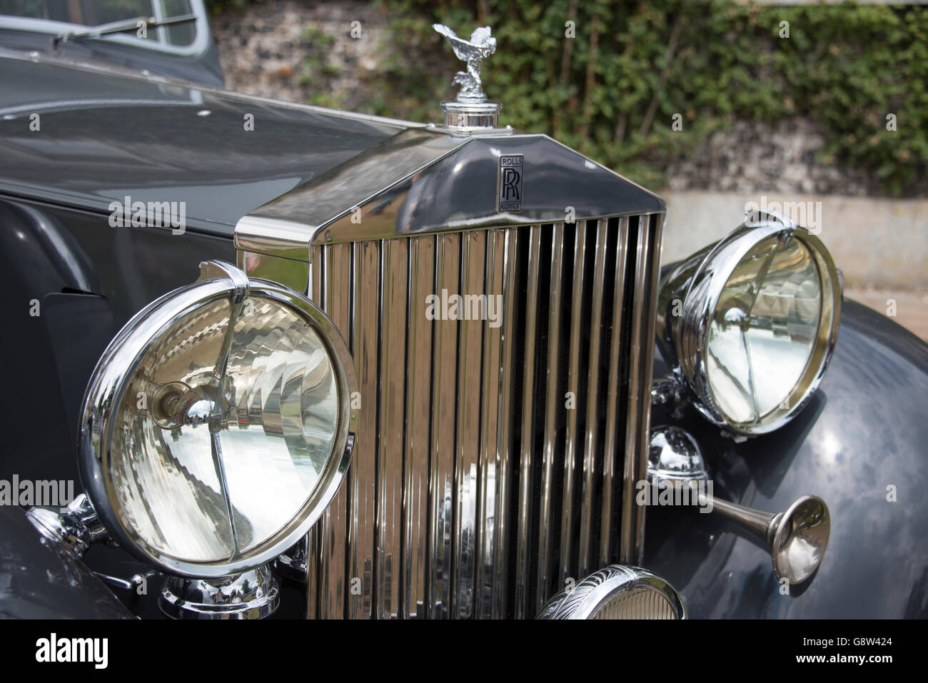 Rolls Royce Spirit of Ecstasy on vintage car Stock Photo - Alamy