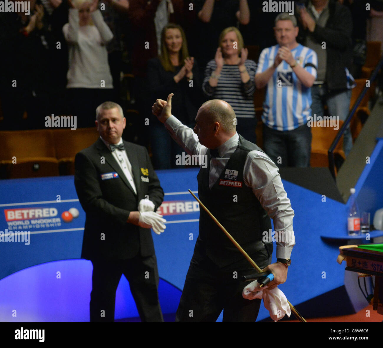 Stuart Bingham gives a thumbs up to the crowd after losing his first ...