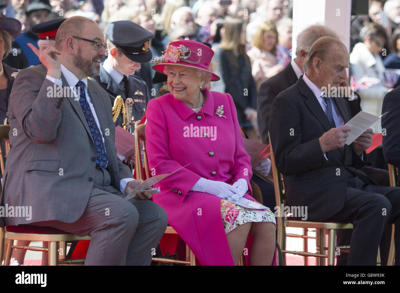 Queen elizabeth ii ceremony officially open new bandstand alexandra ...
