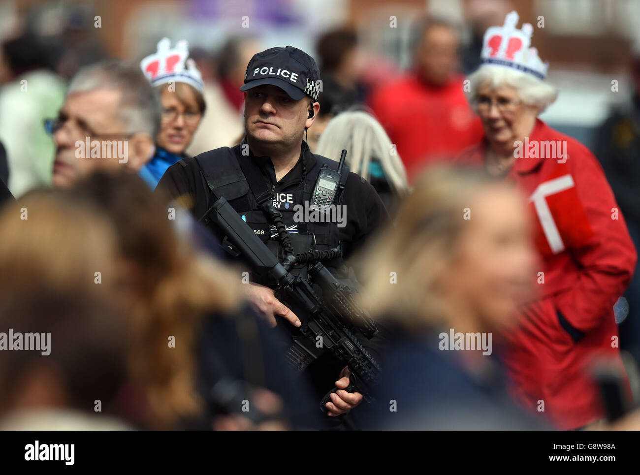 Armed police outside windsor castle hi-res stock photography and images ...